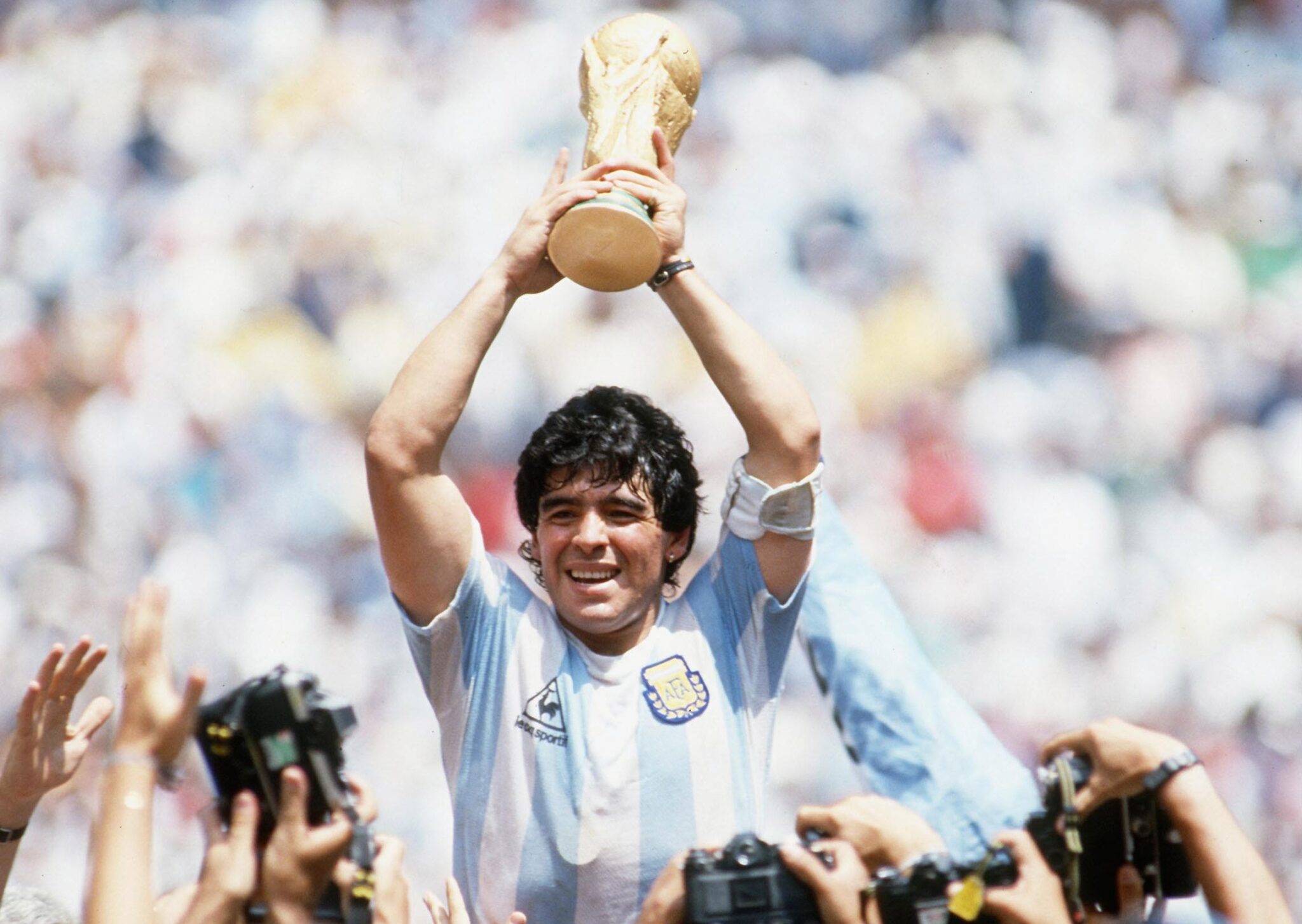 Sport : Disparition du génie du ballon rond Diego Maradona ...