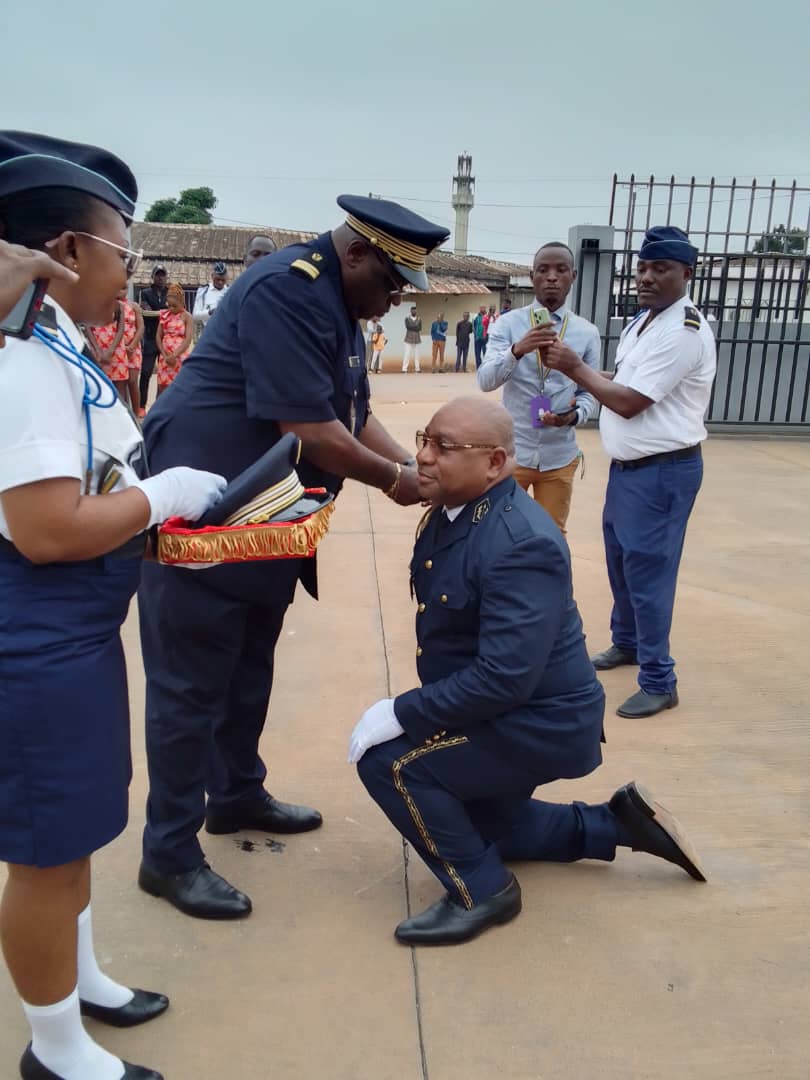 Des nouveaux galons pour les forces de police nationale. - 7 jours info