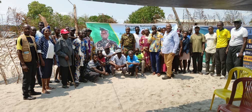 Georges MPAGA et son équipe en campagne de sensibilisation dans le ...