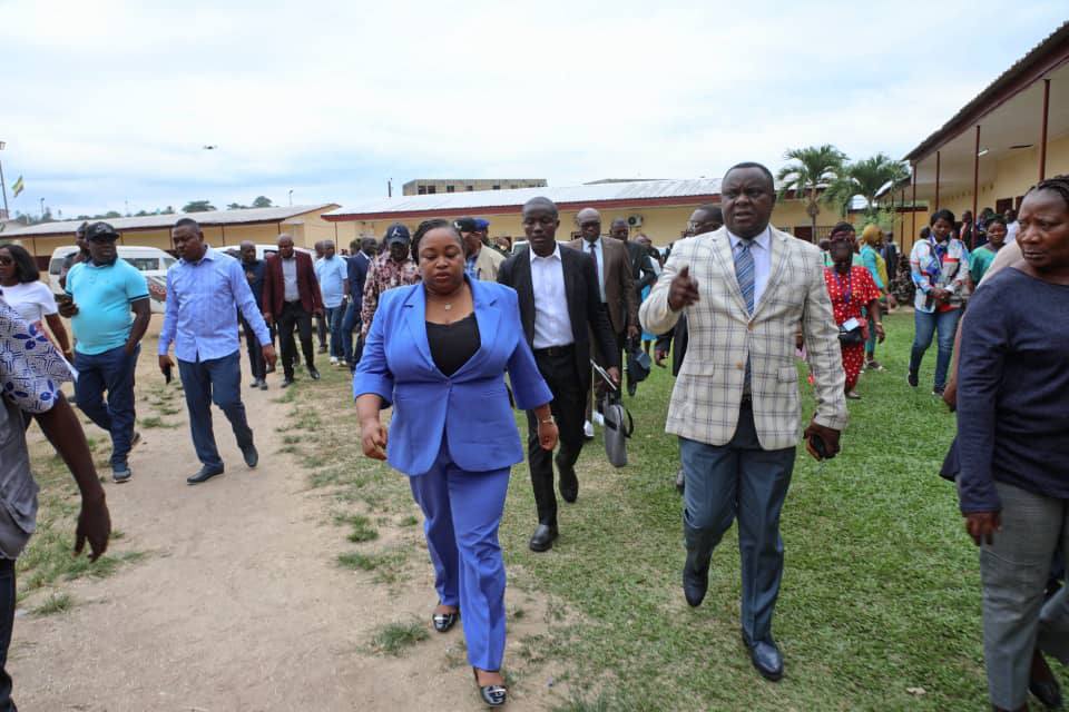 Camélia Ntoutoume visite les sites prioritaires à Koula-Moutou. - 7 ...