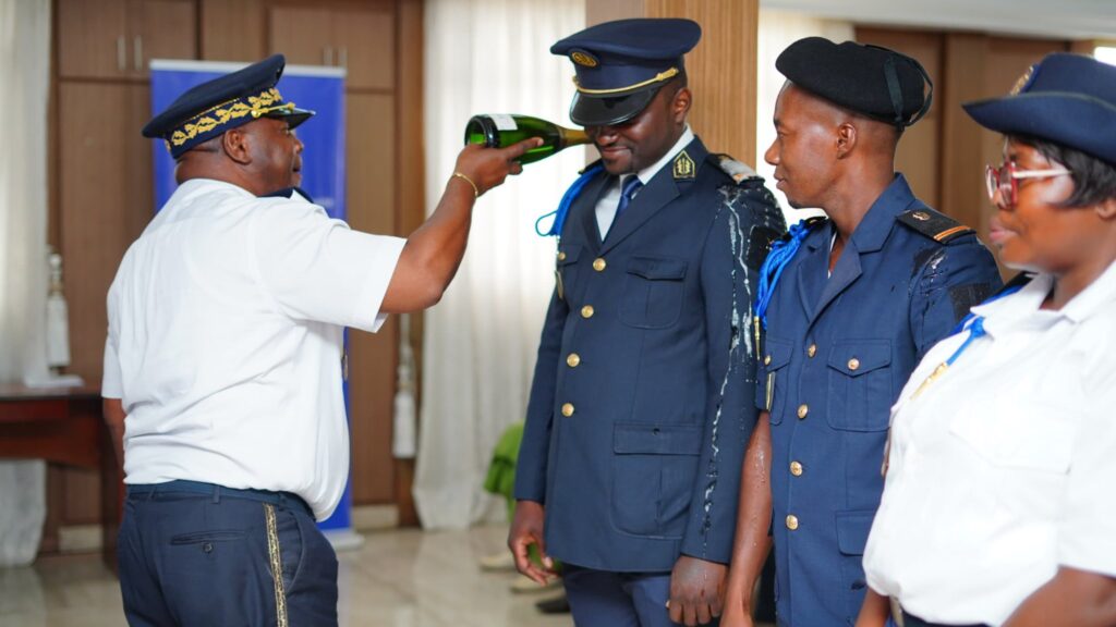 Forces de Police Nationale- Port de galons. - 7 jours info